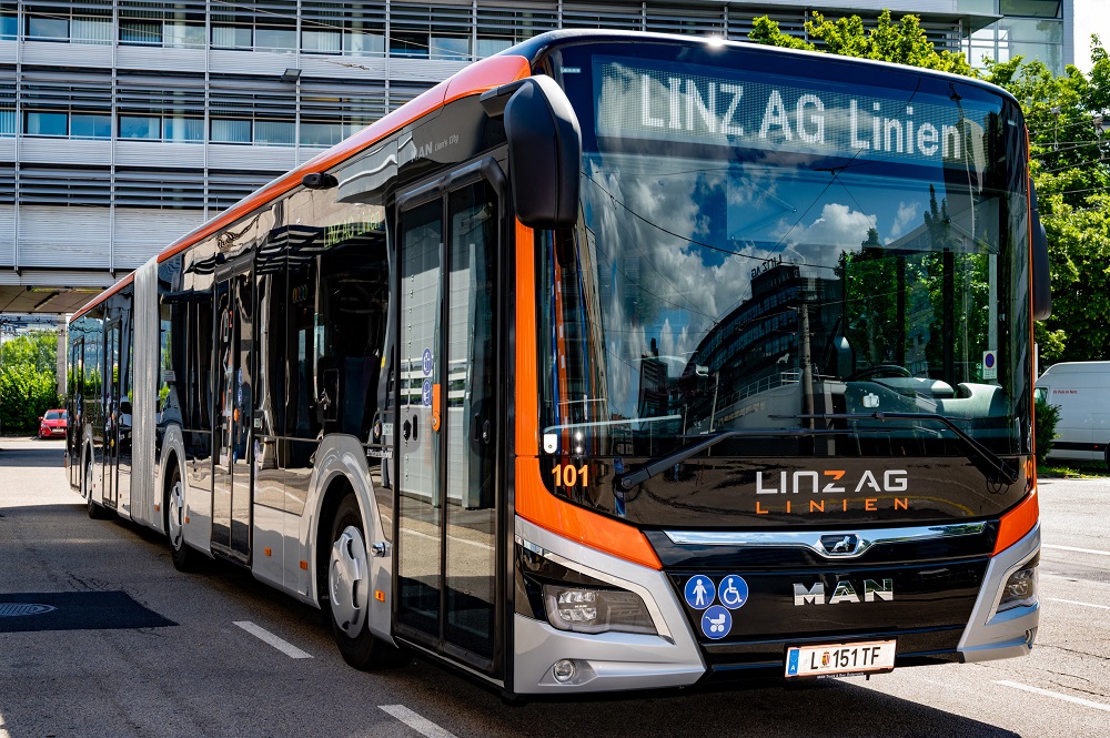 Erste Hybrid-Autobusse im Linieneinsatz unterwegs